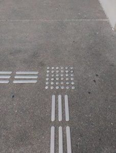 ? Piso táctil para invidentes